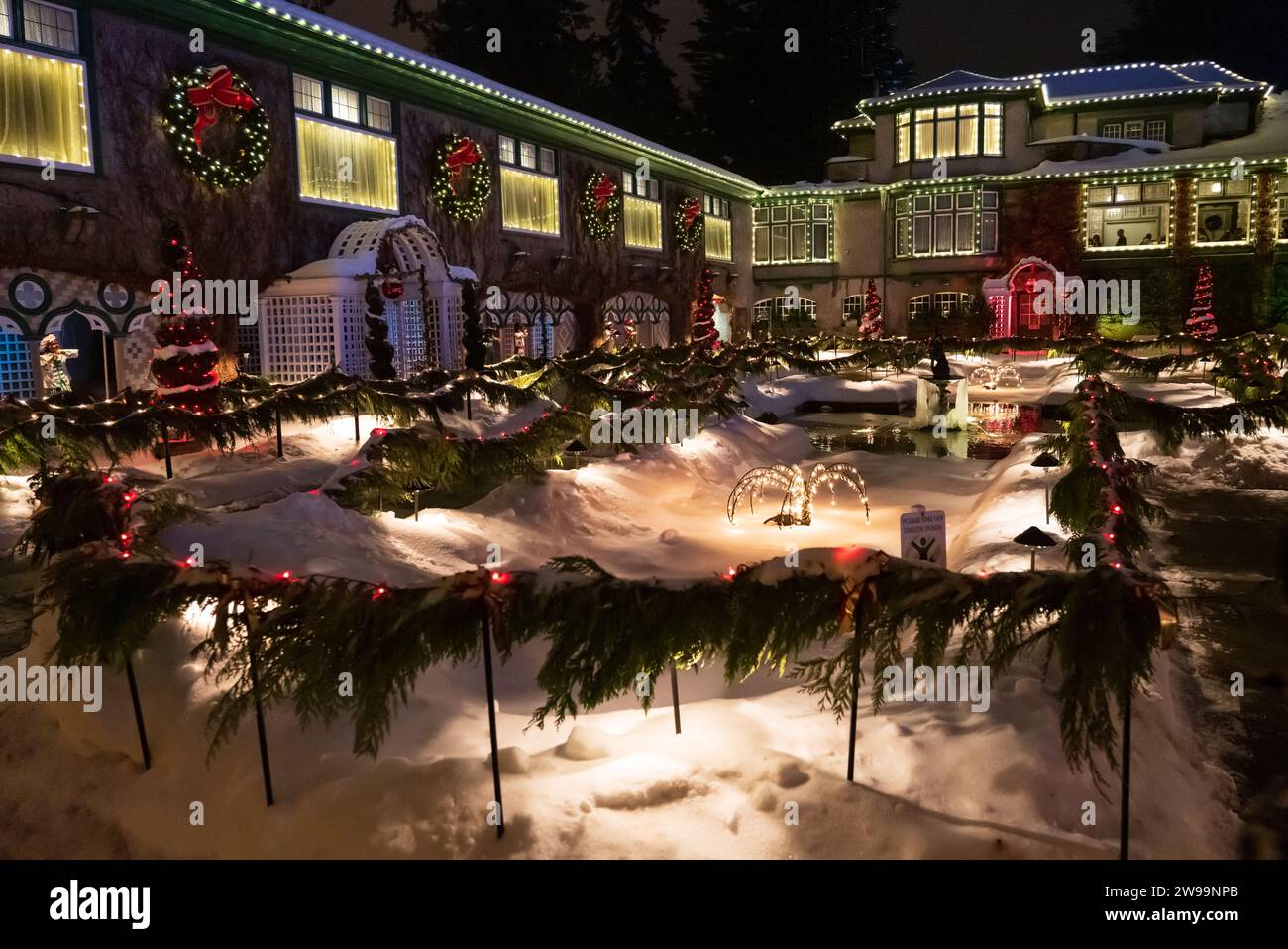 Street filled christmas lights hi-res stock photography and images - Alamy