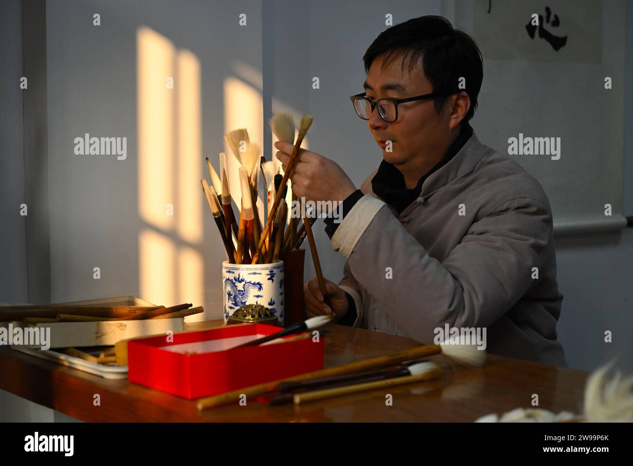 (231226) -- JINGXIAN, Dec. 26, 2023 (Xinhua) -- She Ji checks the ...