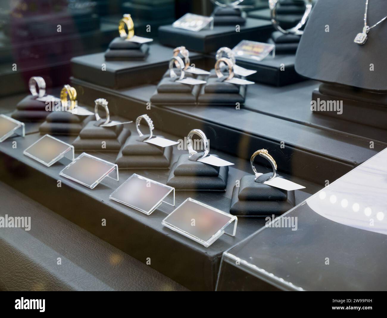 jewelry diamond shop window display Stock Photo - Alamy