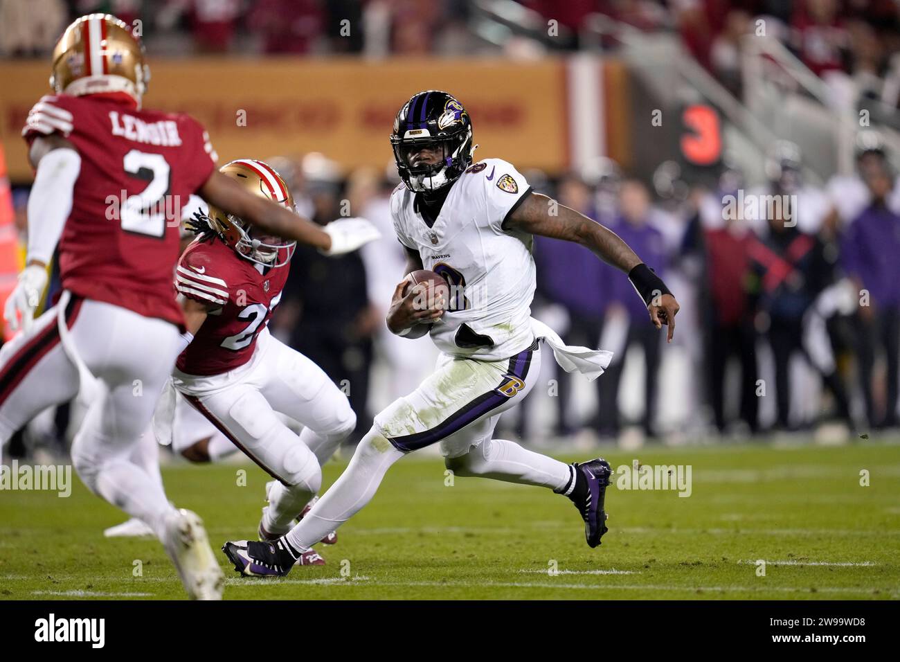 Baltimore Ravens quarterback Lamar Jackson (8) runs against the San ...