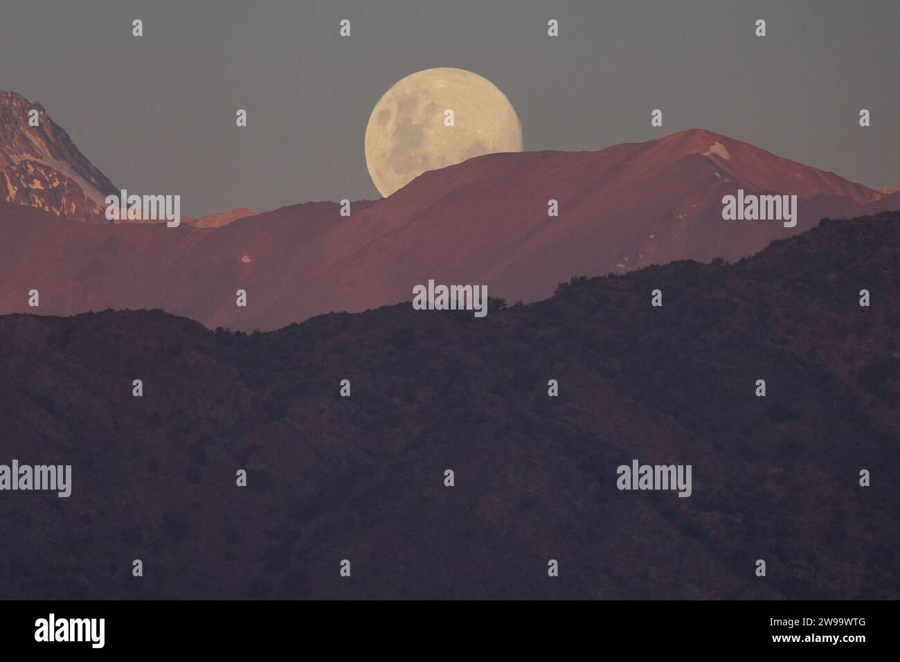 Santiago, Metropolitana, Chile. 25th Dec, 2023. The December full moon ...