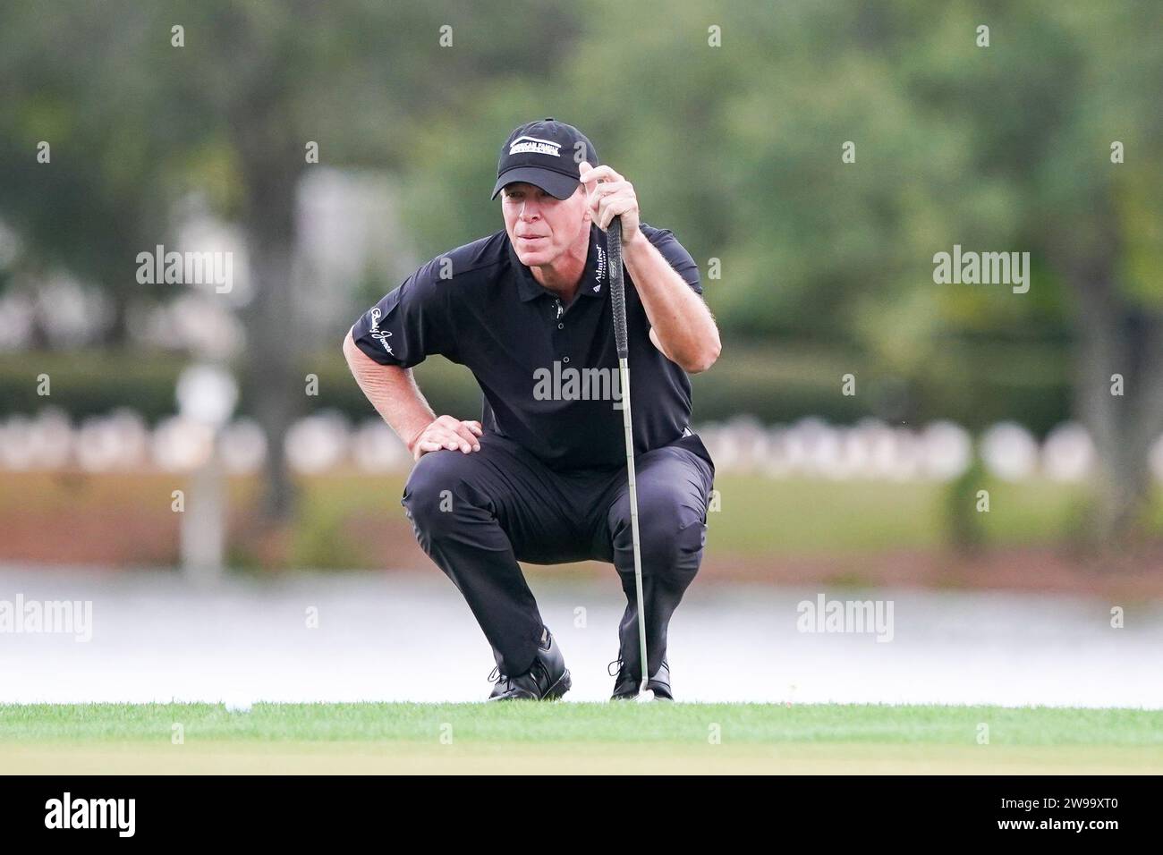 Orlando, Florida, USA. 17th Dec, 2023. Steve Stricker lines up a putt ...