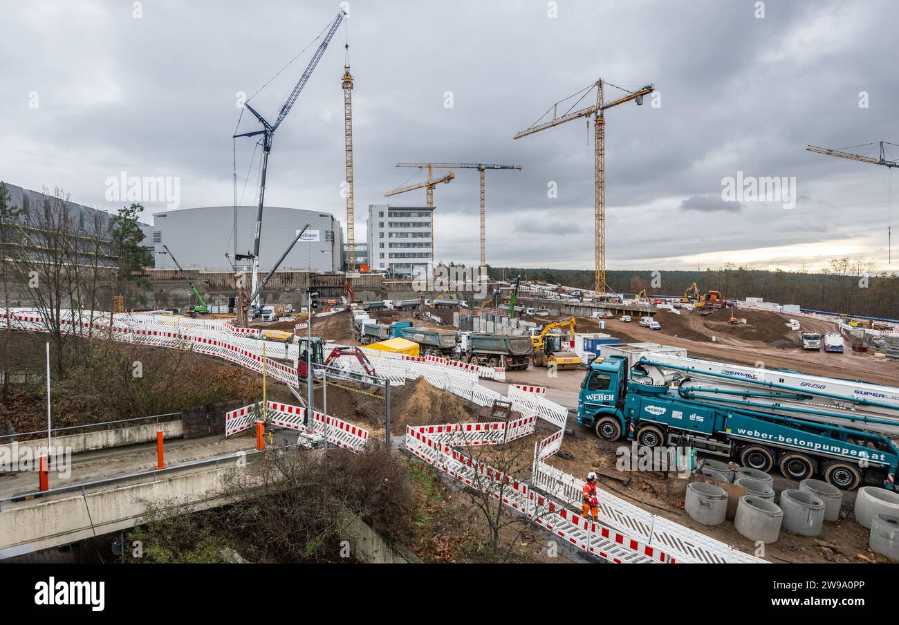 Dresden, Germany. 12th Dec, 2023. Excavators work on the construction ...