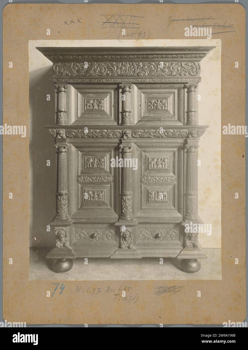 Upper cupboard doors forms hi-res stock photography and images - Alamy