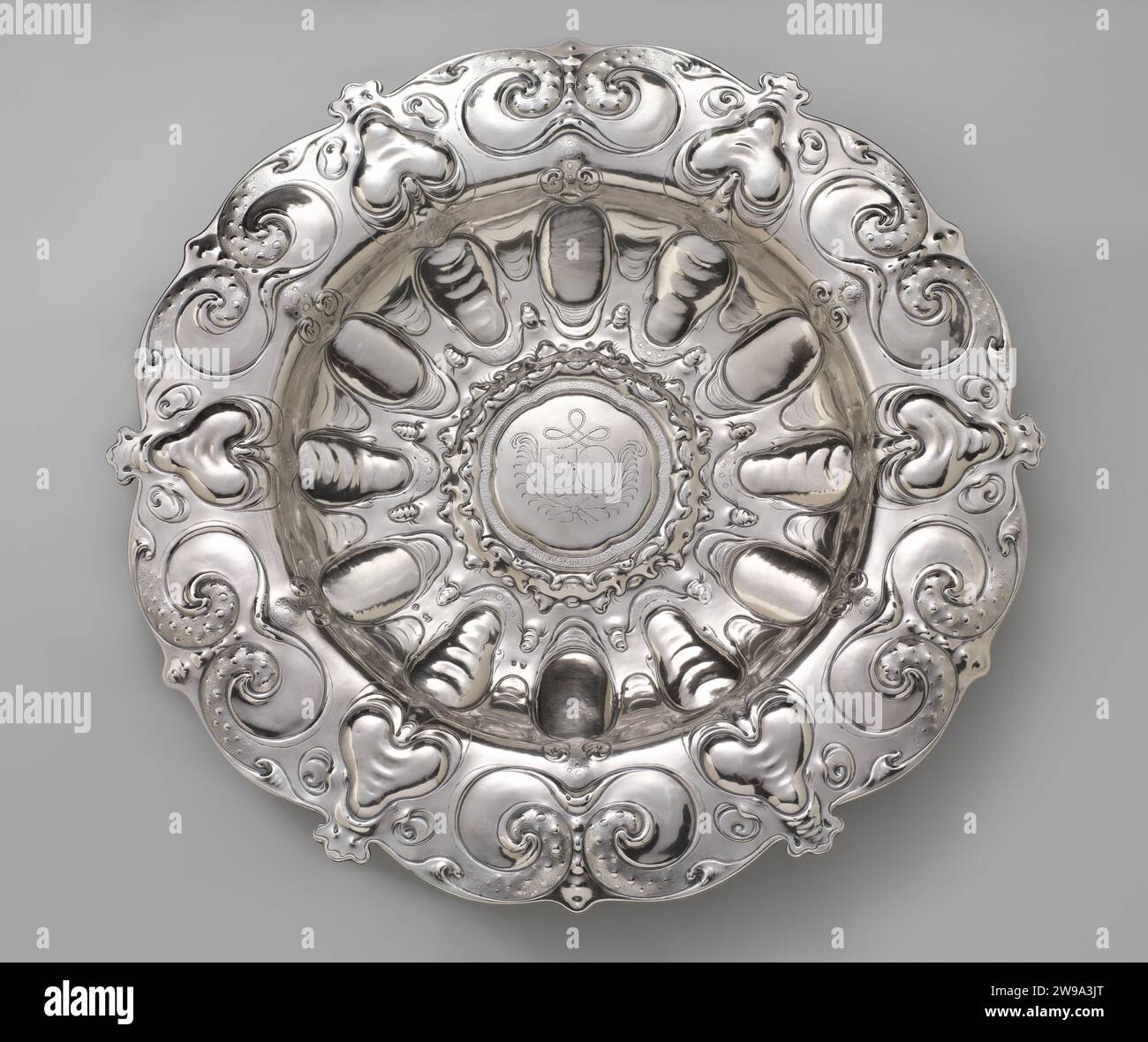 Basin and ewer, Andries Grill, 1649 dish Scale of silver. Decorated ...