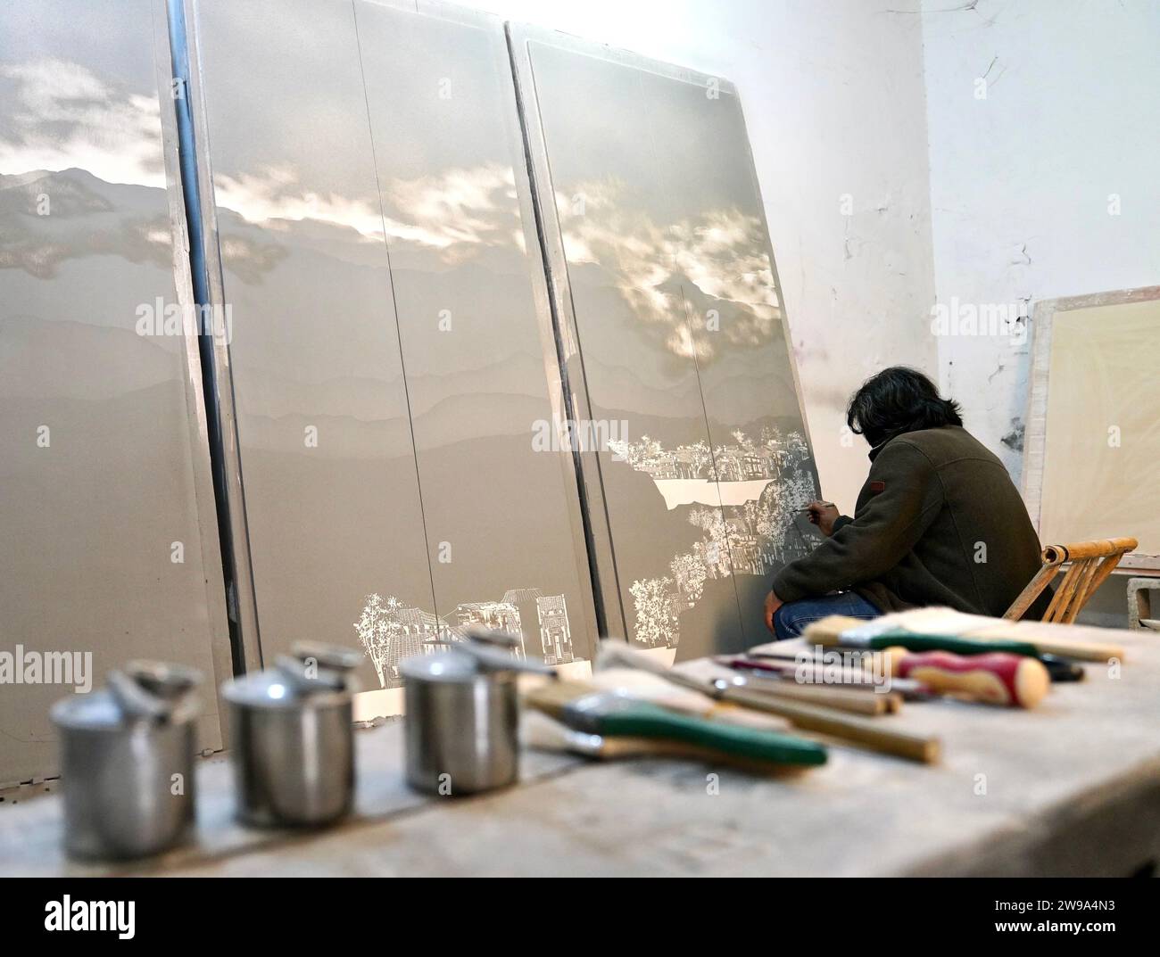 (231226) -- JINGDEZHEN, Dec. 26, 2023 (Xinhua) -- Luo Xiaocong creates ...