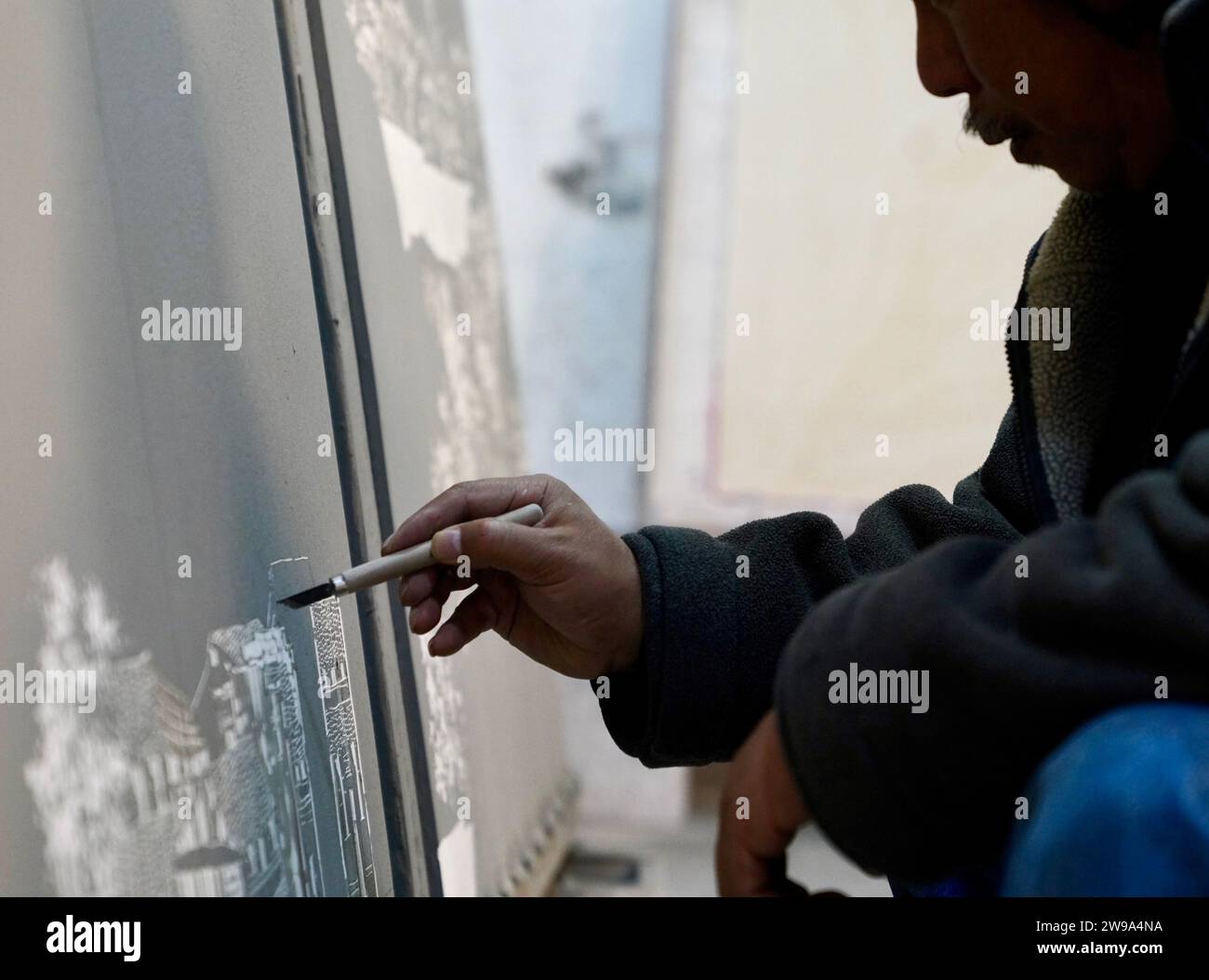(231226) -- JINGDEZHEN, Dec. 26, 2023 (Xinhua) -- Luo Xiaocong creates ...