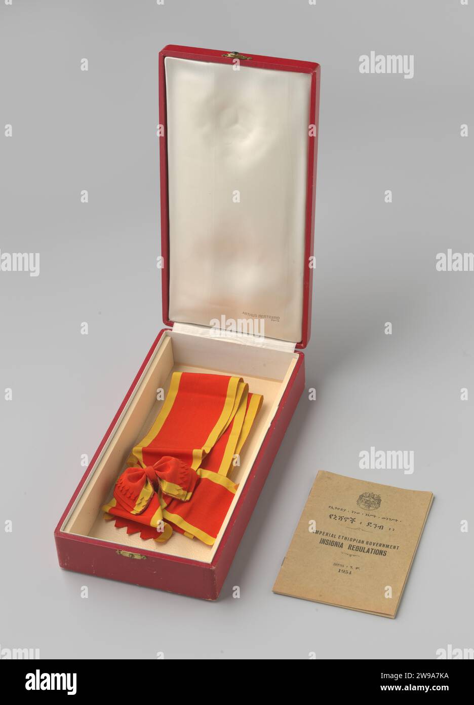 Red ribbon with yellow side edges and a bow, Arthus Bertrand, in or ...