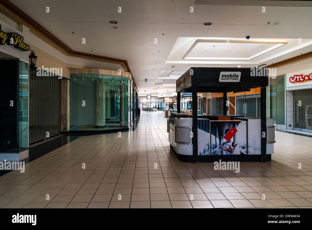 Food court in mall america hi-res stock photography and images - Alamy