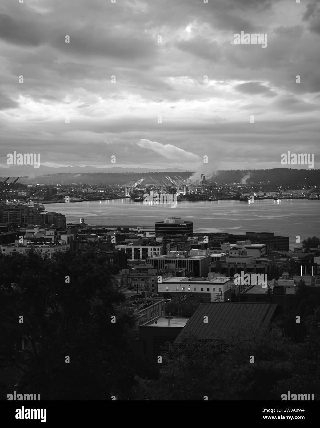 Seattle skyline at twilight Black and White Stock Photos & Images - Alamy