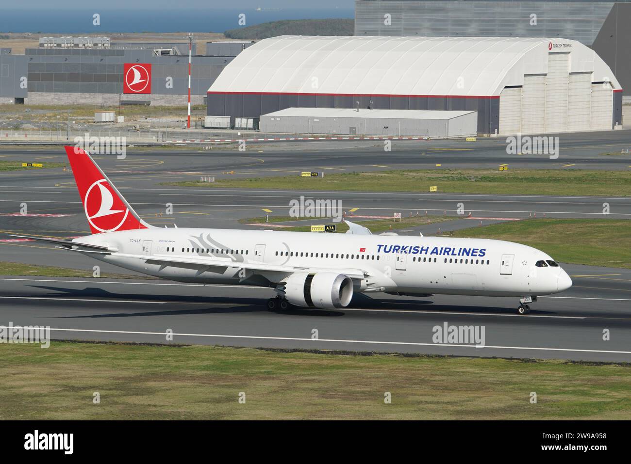 ISTANBUL, TURKIYE - OCTOBER 01, 2022: Turkish Airlines Boeing 787-9 ...