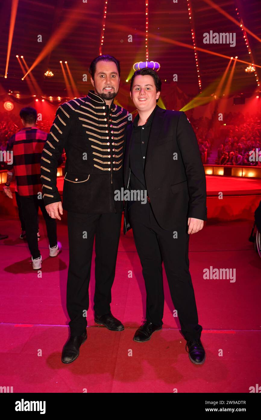 Martin Lacey jr. mit Sohn / 1. Winterprogramm von Zirkus Krone Farbenspiel / Premiere / Manege ...
