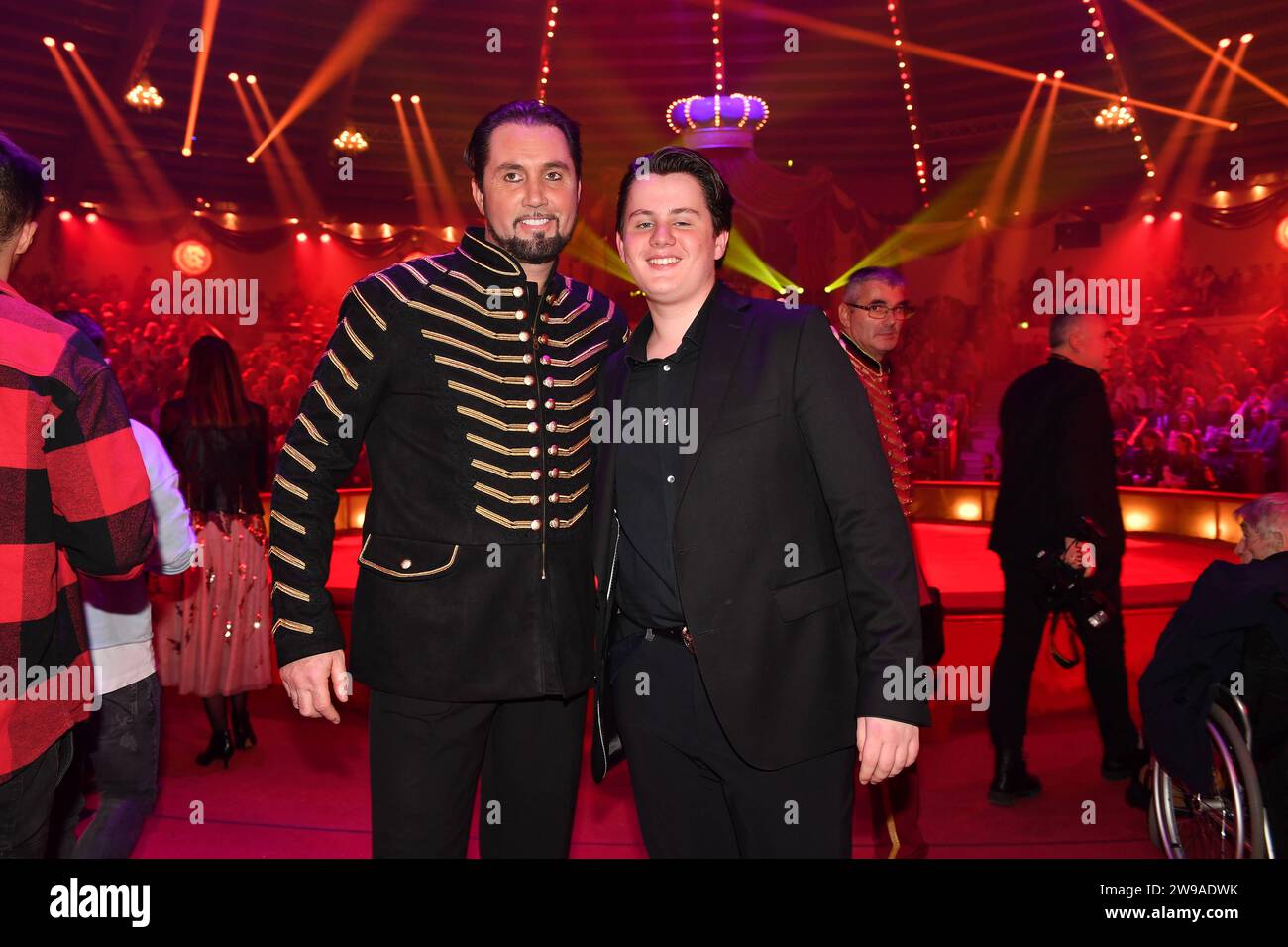 Martin Lacey jr. mit Sohn / 1. Winterprogramm von Zirkus Krone ...