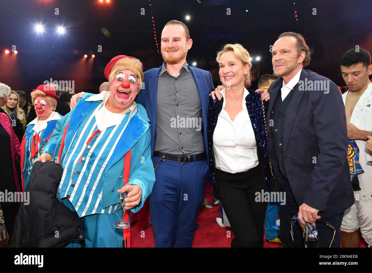 Jan Nikolas mit Ehefrau und Sohn / 1. Winterprogramm von Zirkus Krone ...