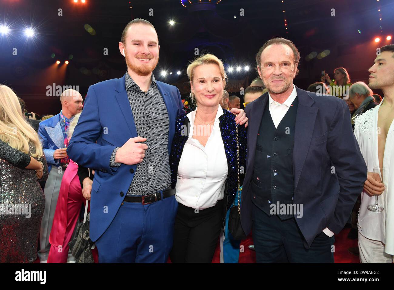 Jan Nikolas mit Ehefrau und Sohn / 1. Winterprogramm von Zirkus Krone ...