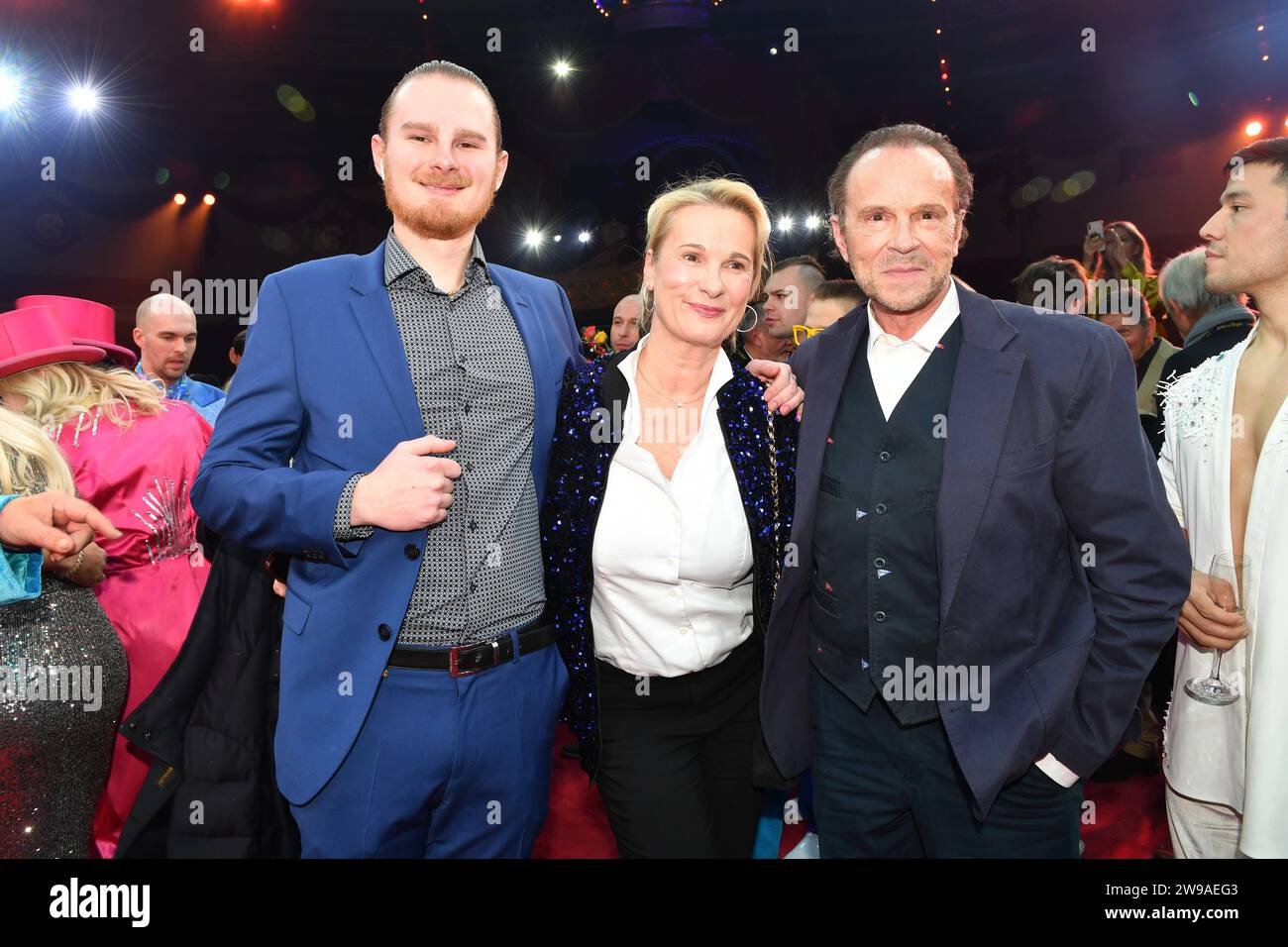 Jan Nikolas mit Ehefrau und Sohn / 1. Winterprogramm von Zirkus Krone ...