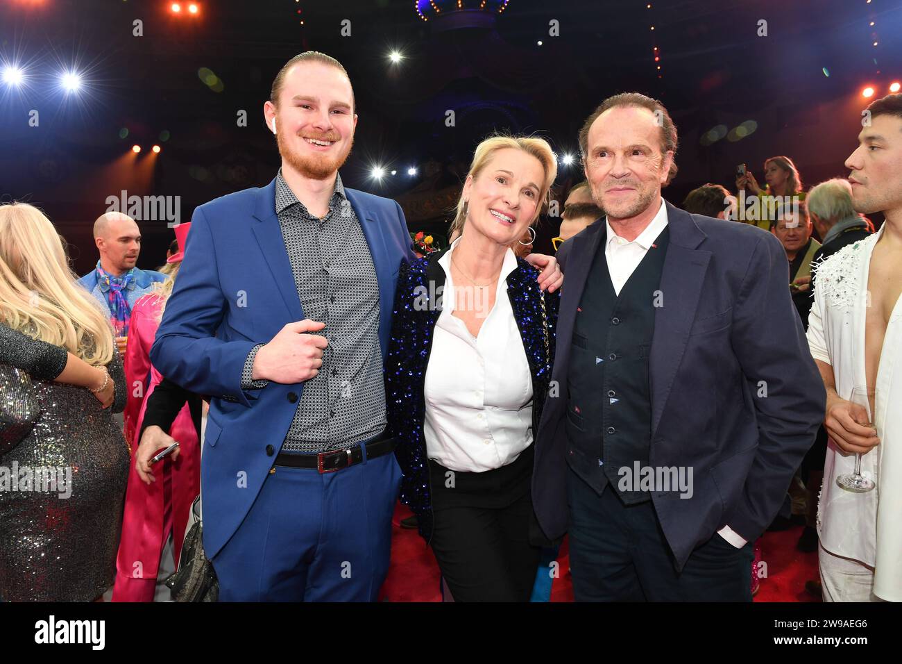 Jan Nikolas mit Ehefrau und Sohn / 1. Winterprogramm von Zirkus Krone ...