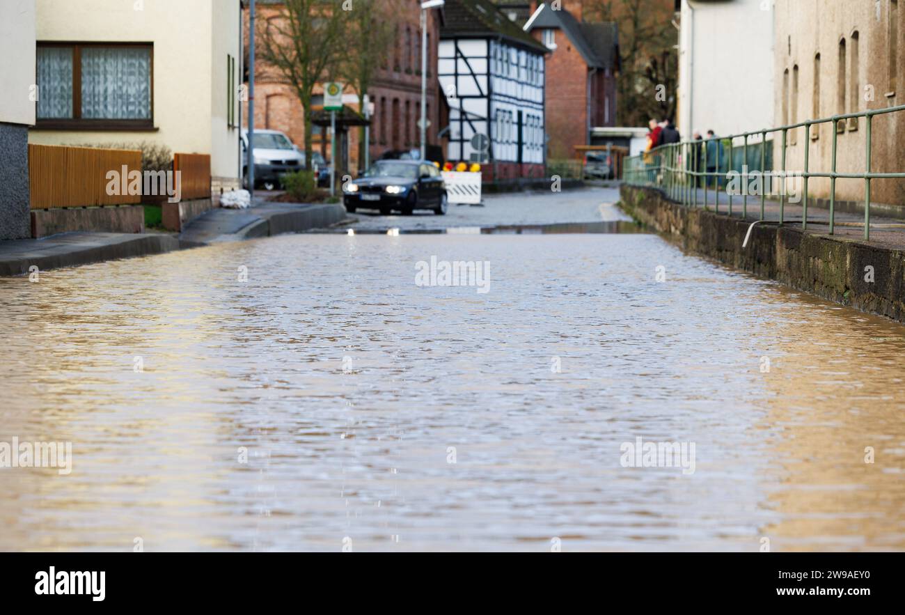 Ottbergen, Germany. 26th Dec, 2023. View of a flooded street. The Nethe ...