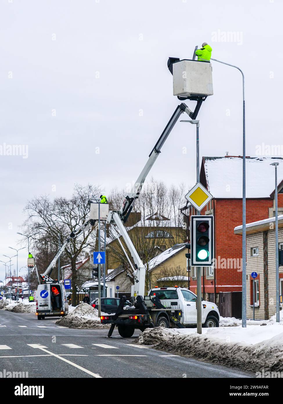 Assembly of LED street lamps using mobile hydraulic lifting platform ...