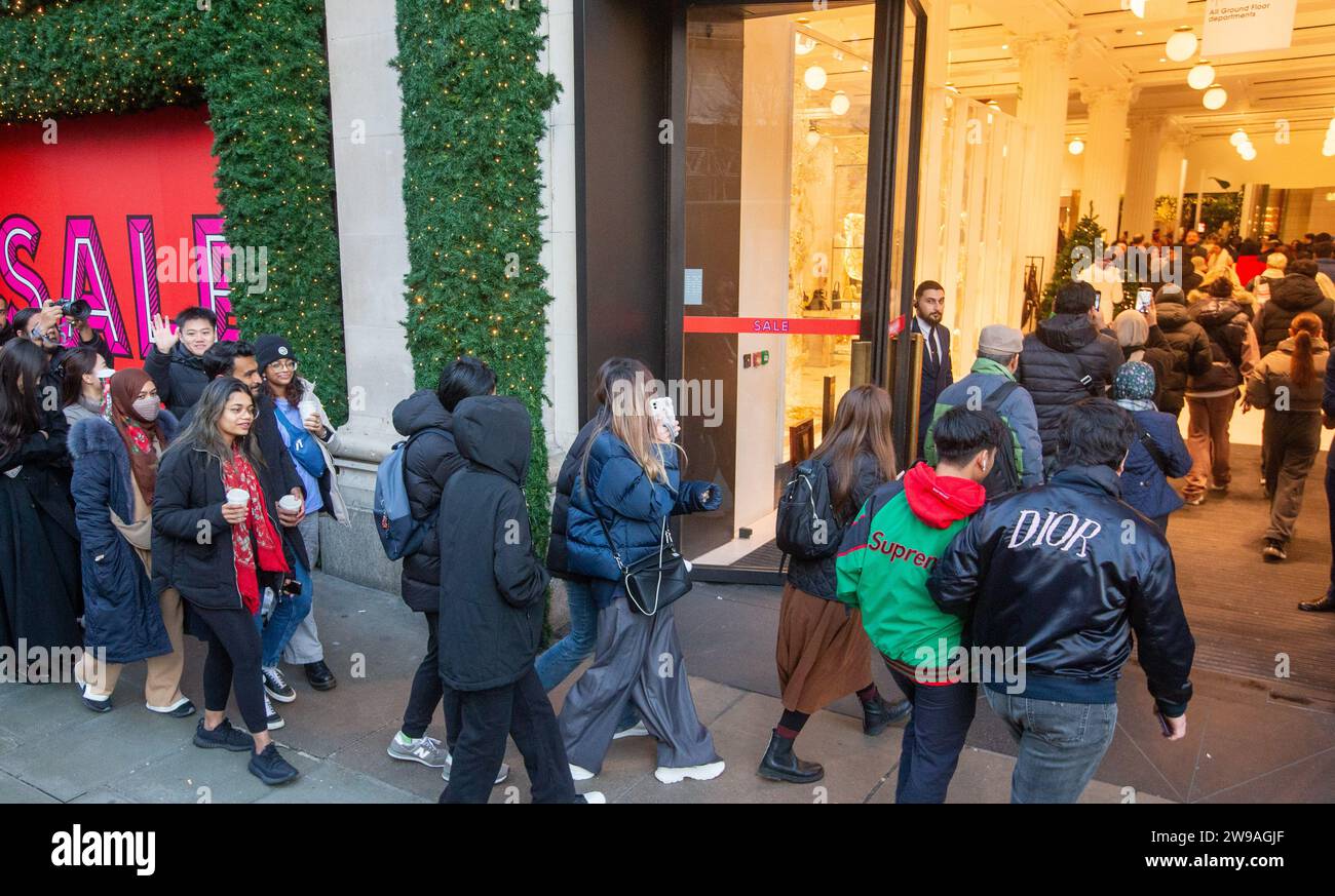 London, England, UK. 26th Dec, 2023. Customers are seen rushing in ...