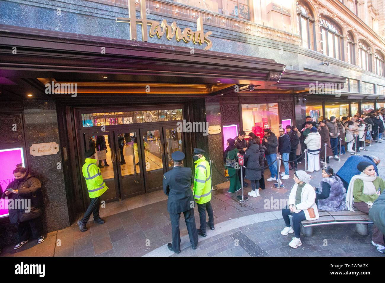 London, England, UK. 26th Dec, 2023. Customers are seen rushing in ...