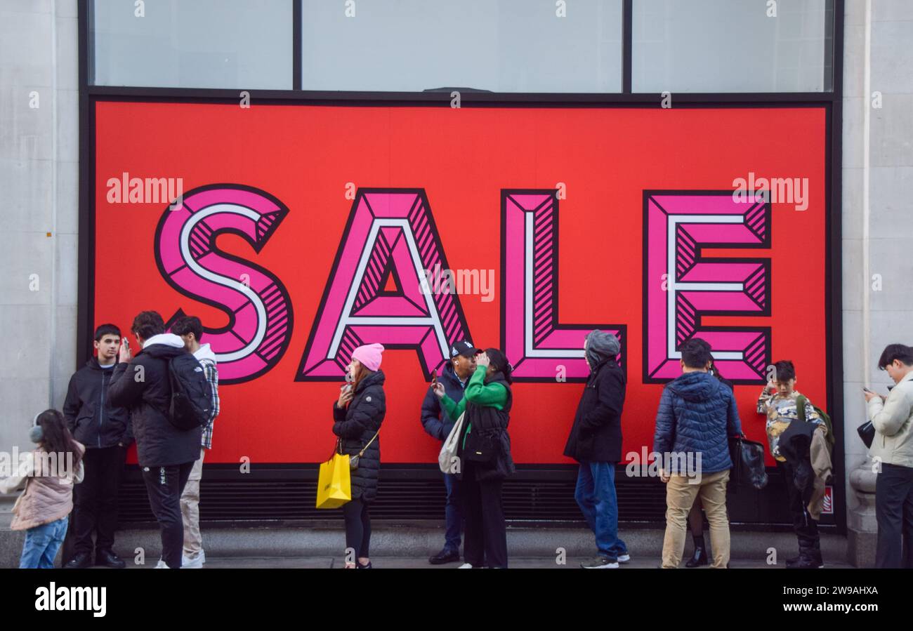 London, England, UK. 26th Dec, 2023. Customers queue outside Selfridges ...