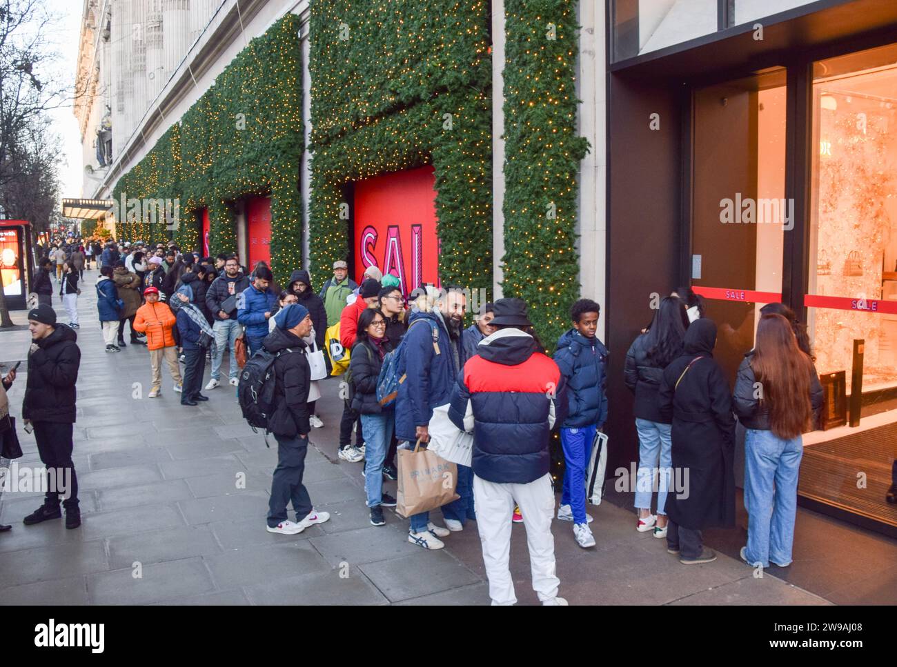 London, England, UK. 26th Dec, 2023. Customers queue outside Selfridges ...