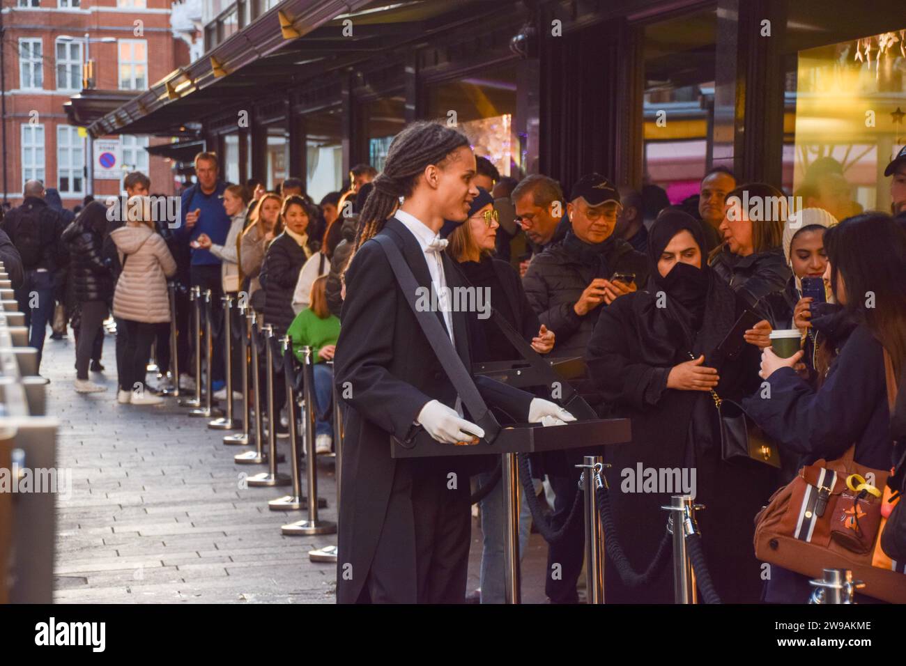 Food server waiting line hi-res stock photography and images - Alamy