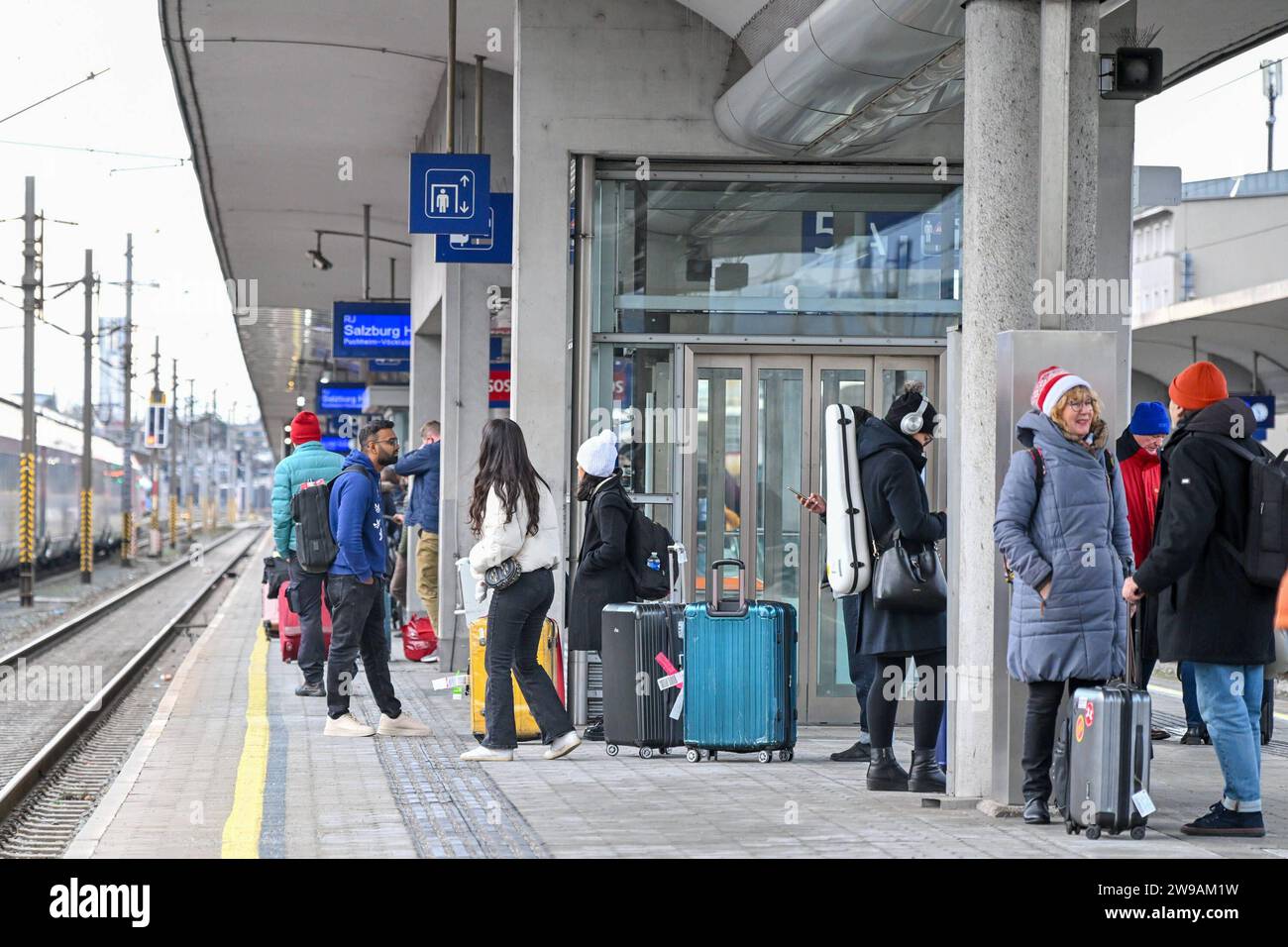 Hauptbahnhof Linz, Hauptbahnhof Linz, Bahnhofshalle, Bahnsteig 26.12. ...