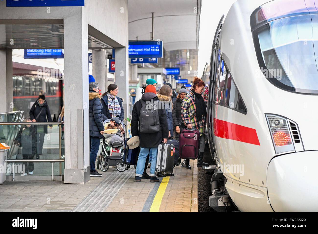 Hauptbahnhof Linz, Hauptbahnhof Linz, Bahnhofshalle, Bahnsteig 26.12. ...