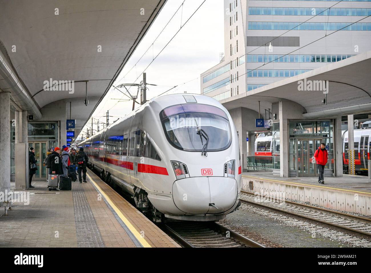 Hauptbahnhof Linz, Hauptbahnhof Linz, Bahnhofshalle, Bahnsteig 26.12. ...
