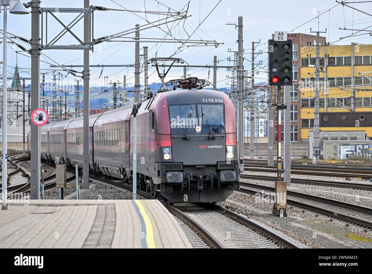 Hauptbahnhof Linz, Hauptbahnhof Linz, Bahnhofshalle, Bahnsteig 26.12. ...