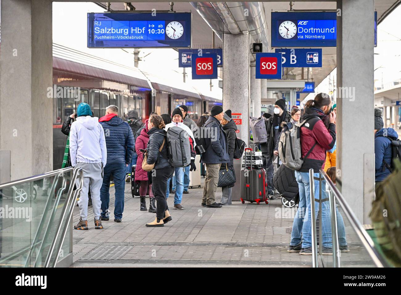 Hauptbahnhof Linz, Hauptbahnhof Linz, Bahnhofshalle, Bahnsteig 26.12. ...