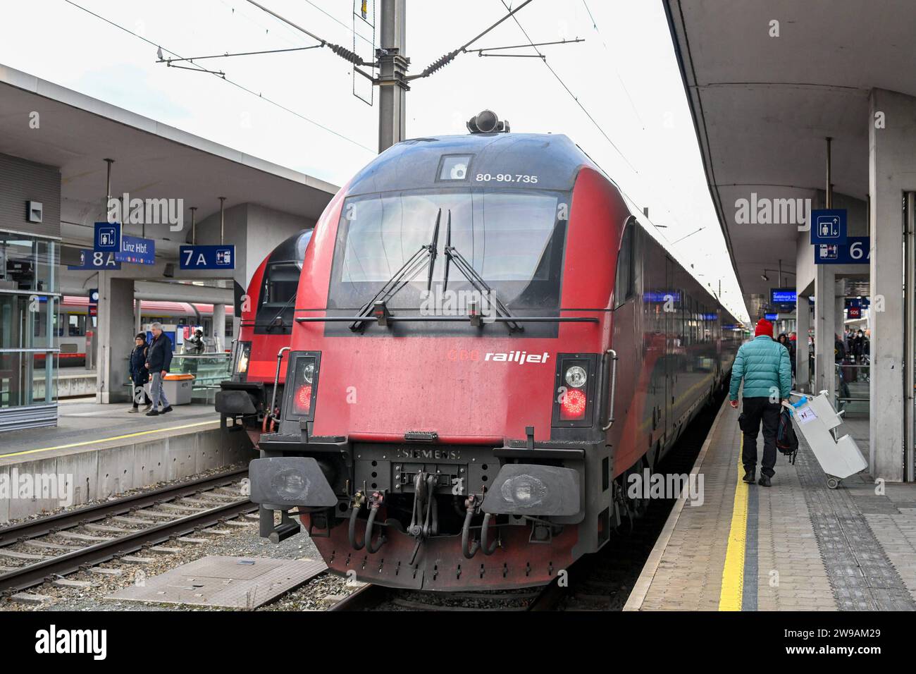Hauptbahnhof Linz, Hauptbahnhof Linz, Bahnhofshalle, Bahnsteig 26.12. ...