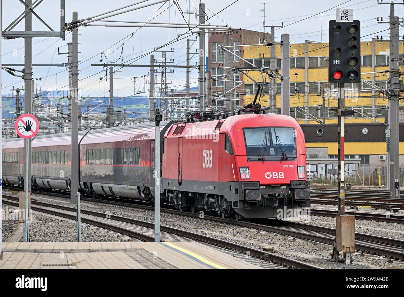 Hauptbahnhof Linz, Hauptbahnhof Linz, Bahnhofshalle, Bahnsteig 26.12. ...