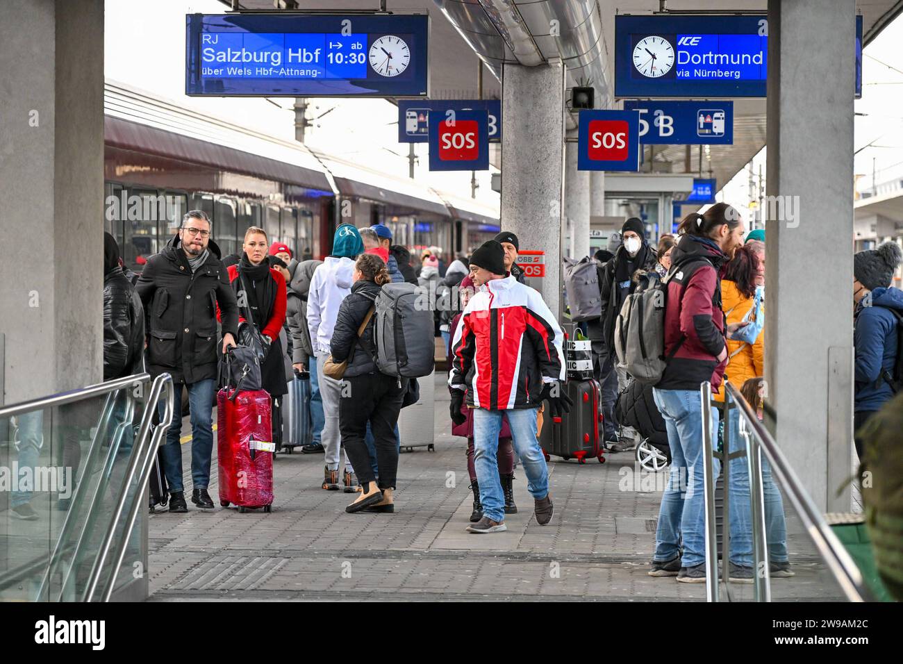 Hauptbahnhof Linz, Hauptbahnhof Linz, Bahnhofshalle, Bahnsteig 26.12. ...