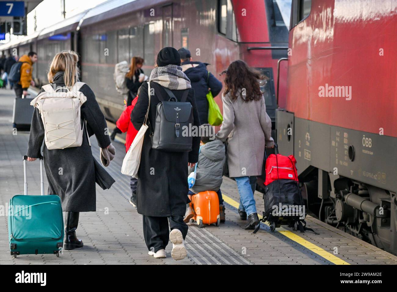 Hauptbahnhof Linz, Hauptbahnhof Linz, Bahnhofshalle, Bahnsteig 26.12. ...