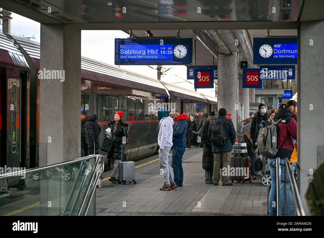 Hauptbahnhof Linz, Hauptbahnhof Linz, Bahnhofshalle, Bahnsteig 26.12. ...