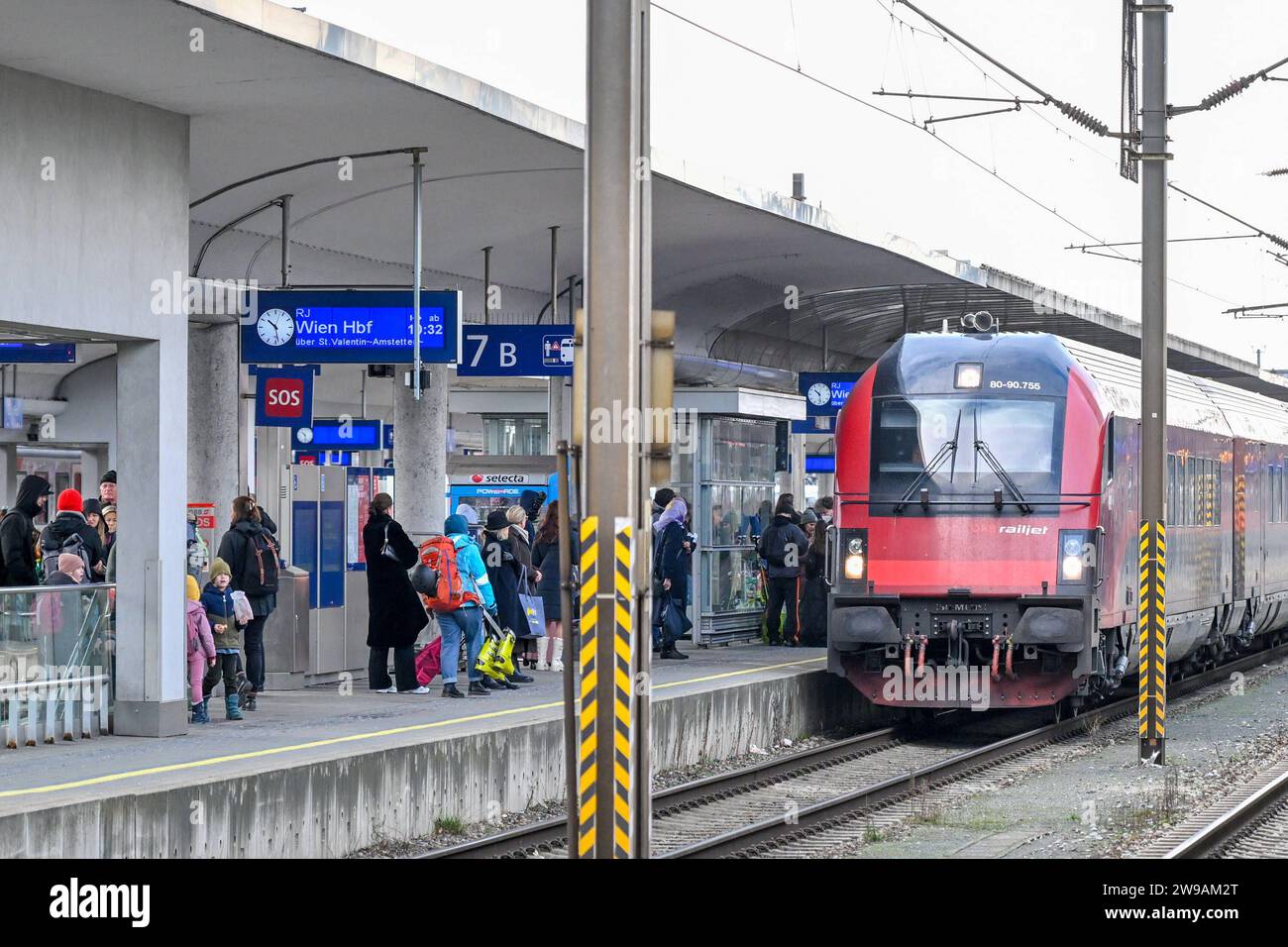 Hauptbahnhof Linz, Hauptbahnhof Linz, Bahnhofshalle, Bahnsteig 26.12. ...