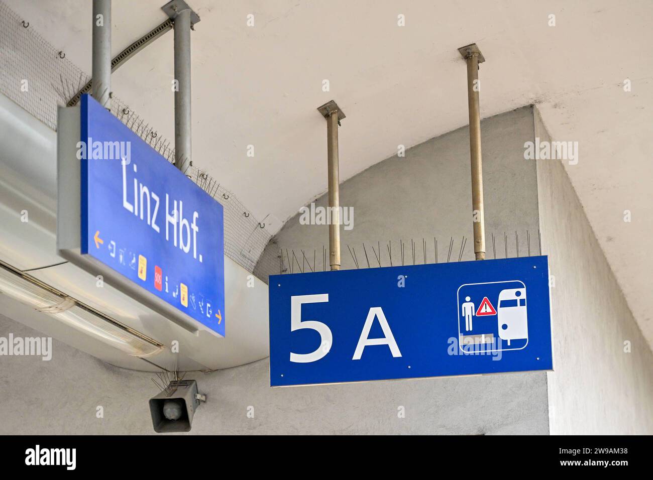 Hauptbahnhof Linz, Hauptbahnhof Linz, Bahnhofshalle, Bahnsteig 26.12. ...