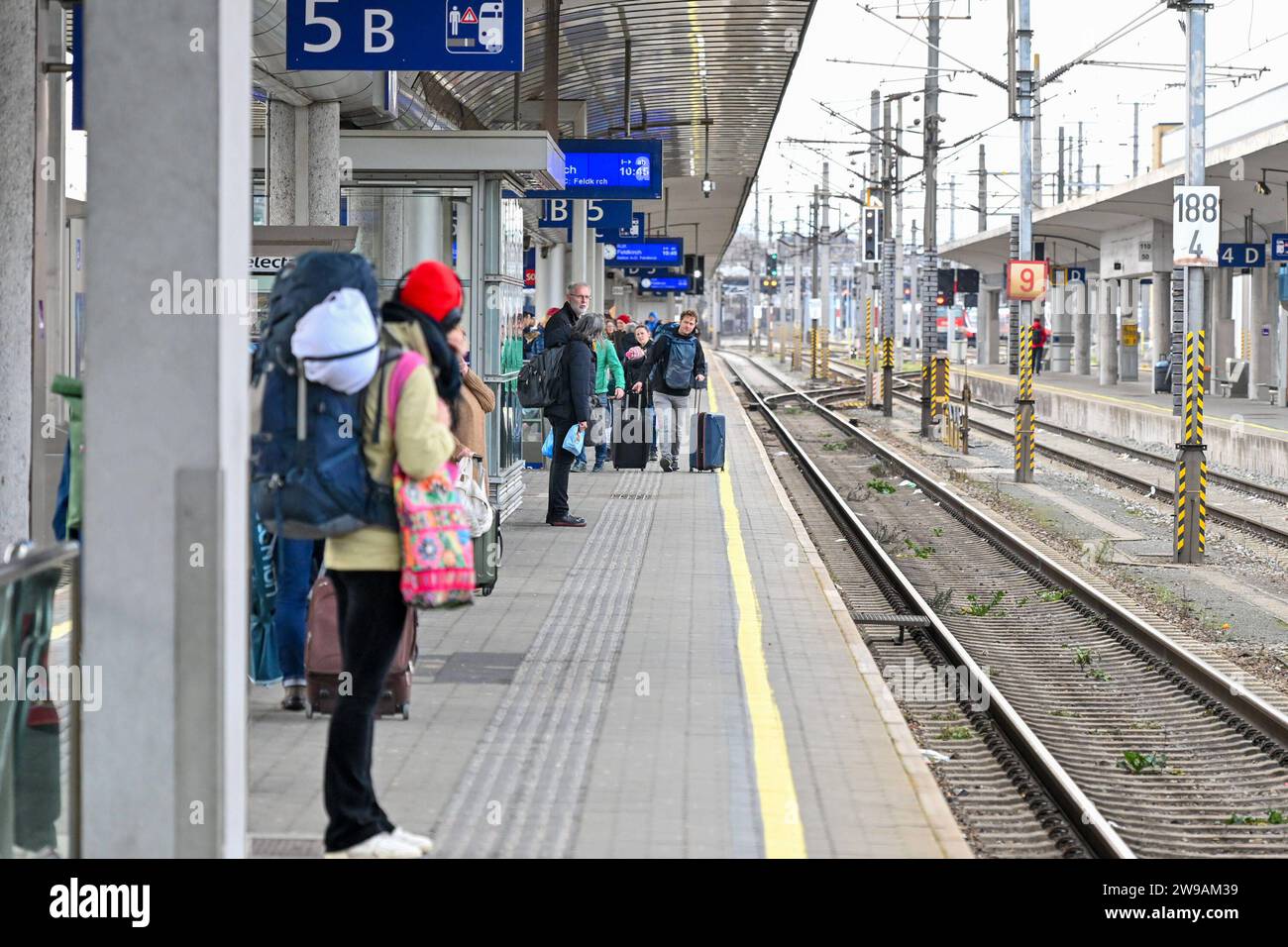 Hauptbahnhof Linz, Hauptbahnhof Linz, Bahnhofshalle, Bahnsteig 26.12. ...