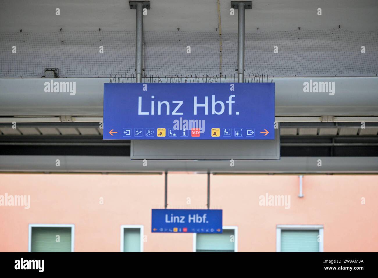 Hauptbahnhof Linz, Hauptbahnhof Linz, Bahnhofshalle, Bahnsteig 26.12. ...