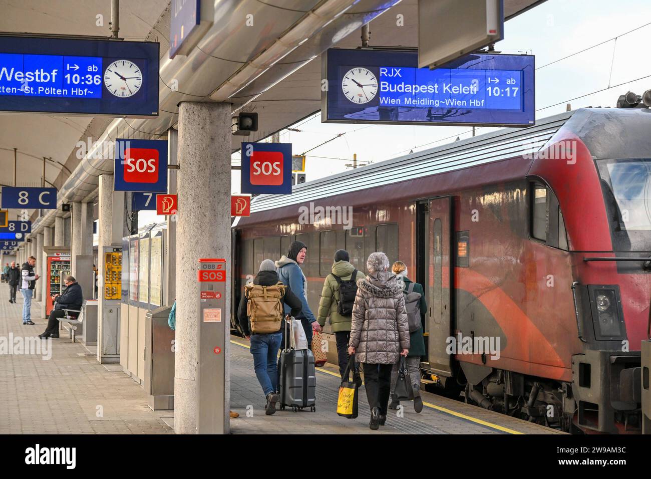 Hauptbahnhof Linz, Hauptbahnhof Linz, Bahnhofshalle, Bahnsteig 26.12. ...