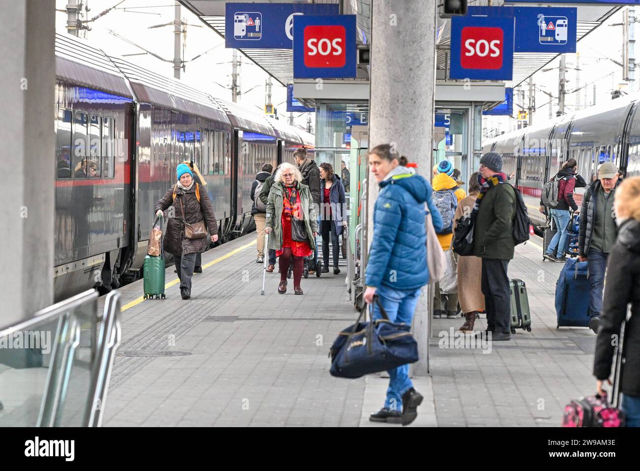 Hauptbahnhof Linz, Hauptbahnhof Linz, Bahnhofshalle, Bahnsteig 26.12. ...