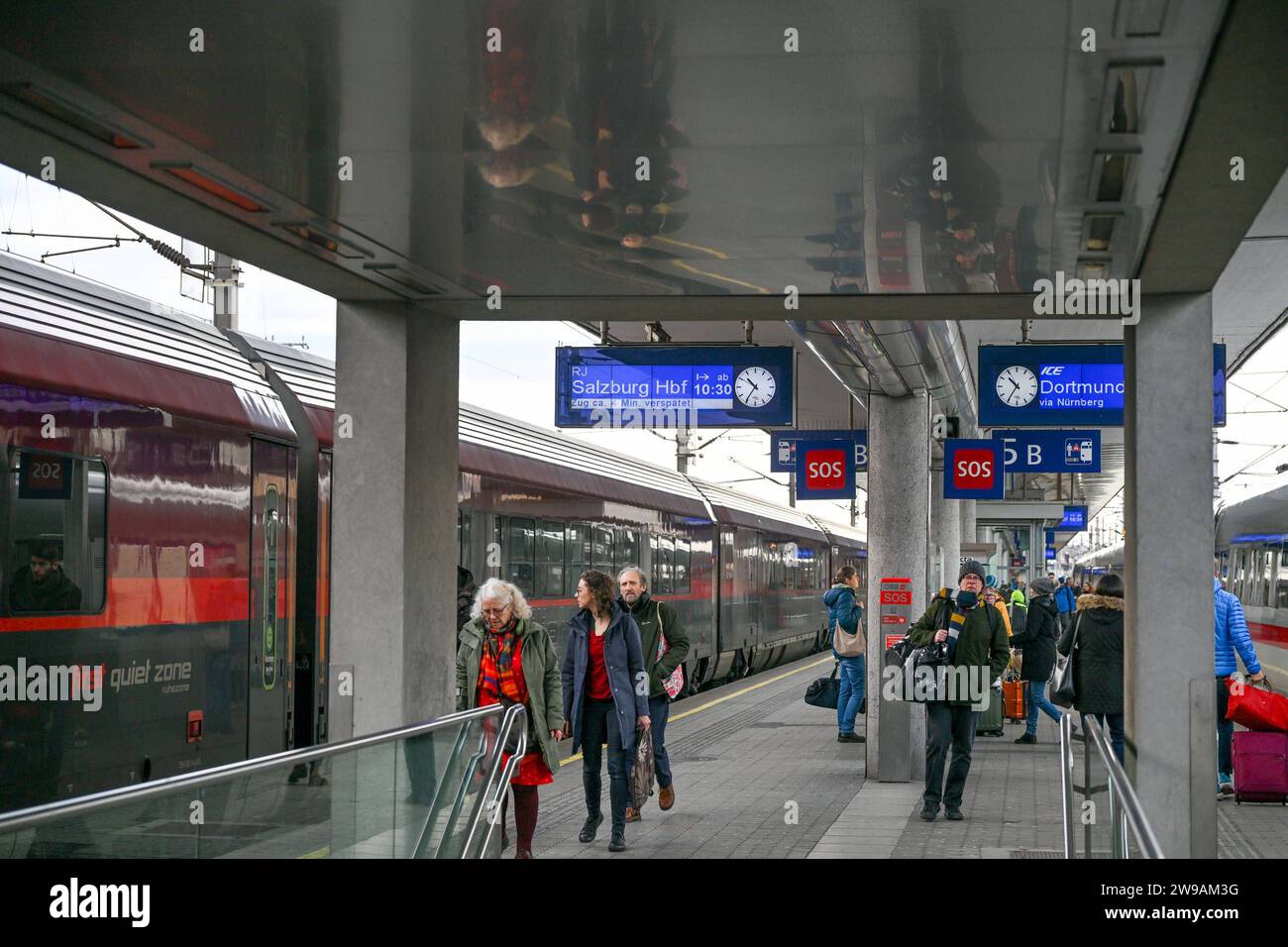 Hauptbahnhof Linz, Hauptbahnhof Linz, Bahnhofshalle, Bahnsteig 26.12. ...