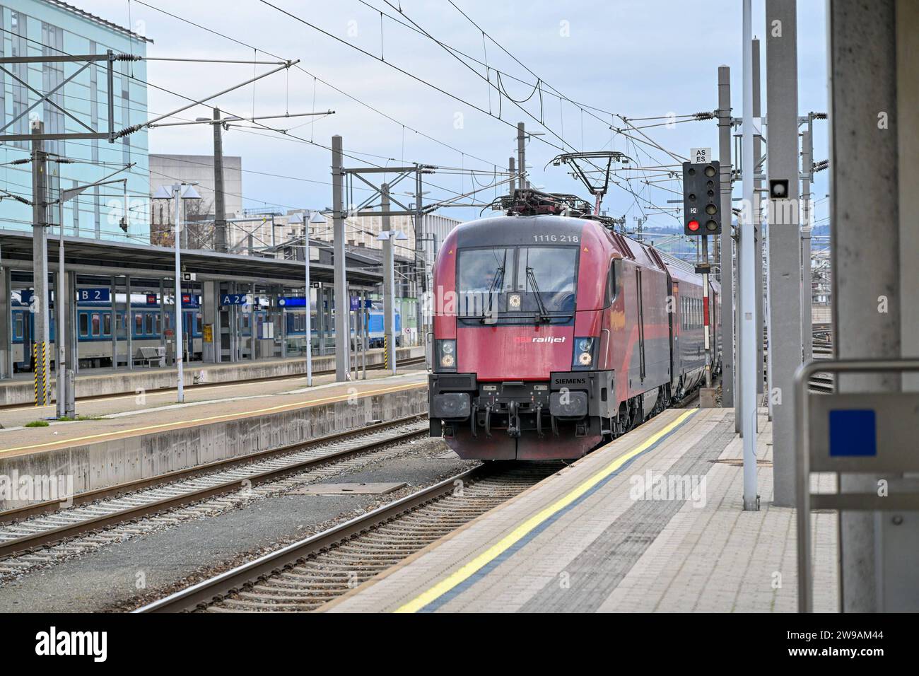 Hauptbahnhof Linz, Hauptbahnhof Linz, Bahnhofshalle, Bahnsteig 26.12. ...
