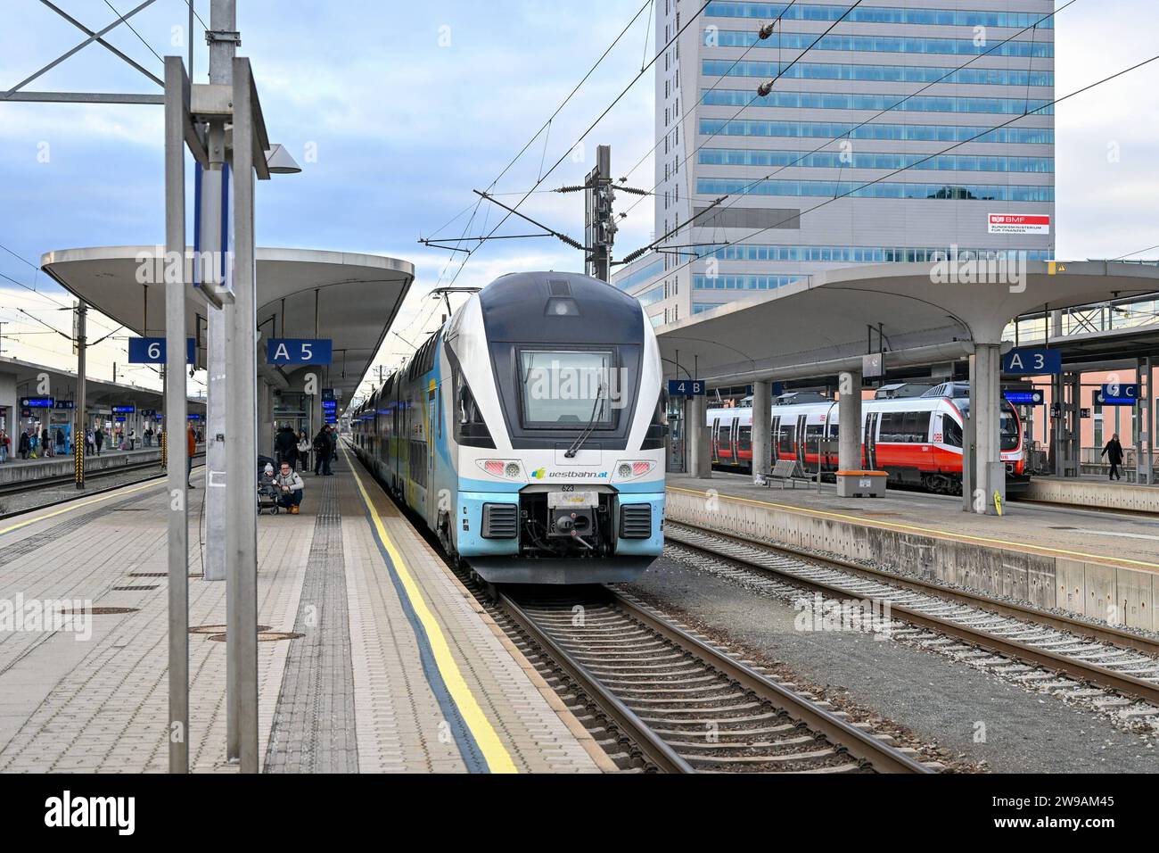Hauptbahnhof Linz, Hauptbahnhof Linz, Bahnhofshalle, Bahnsteig 26.12. ...