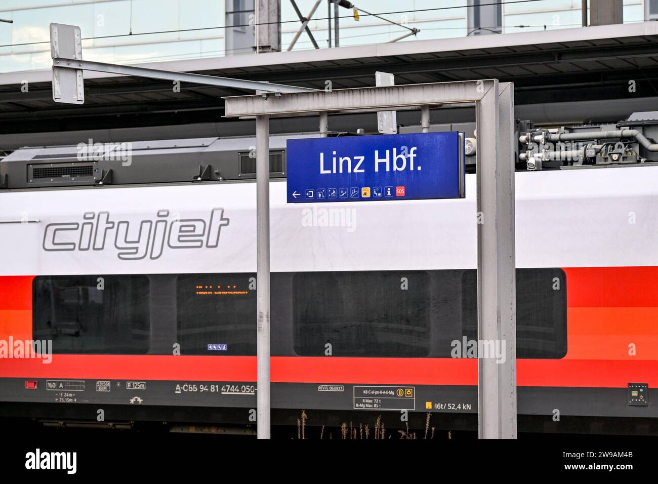 Hauptbahnhof Linz, Hauptbahnhof Linz, Bahnhofshalle, Bahnsteig 26.12. ...