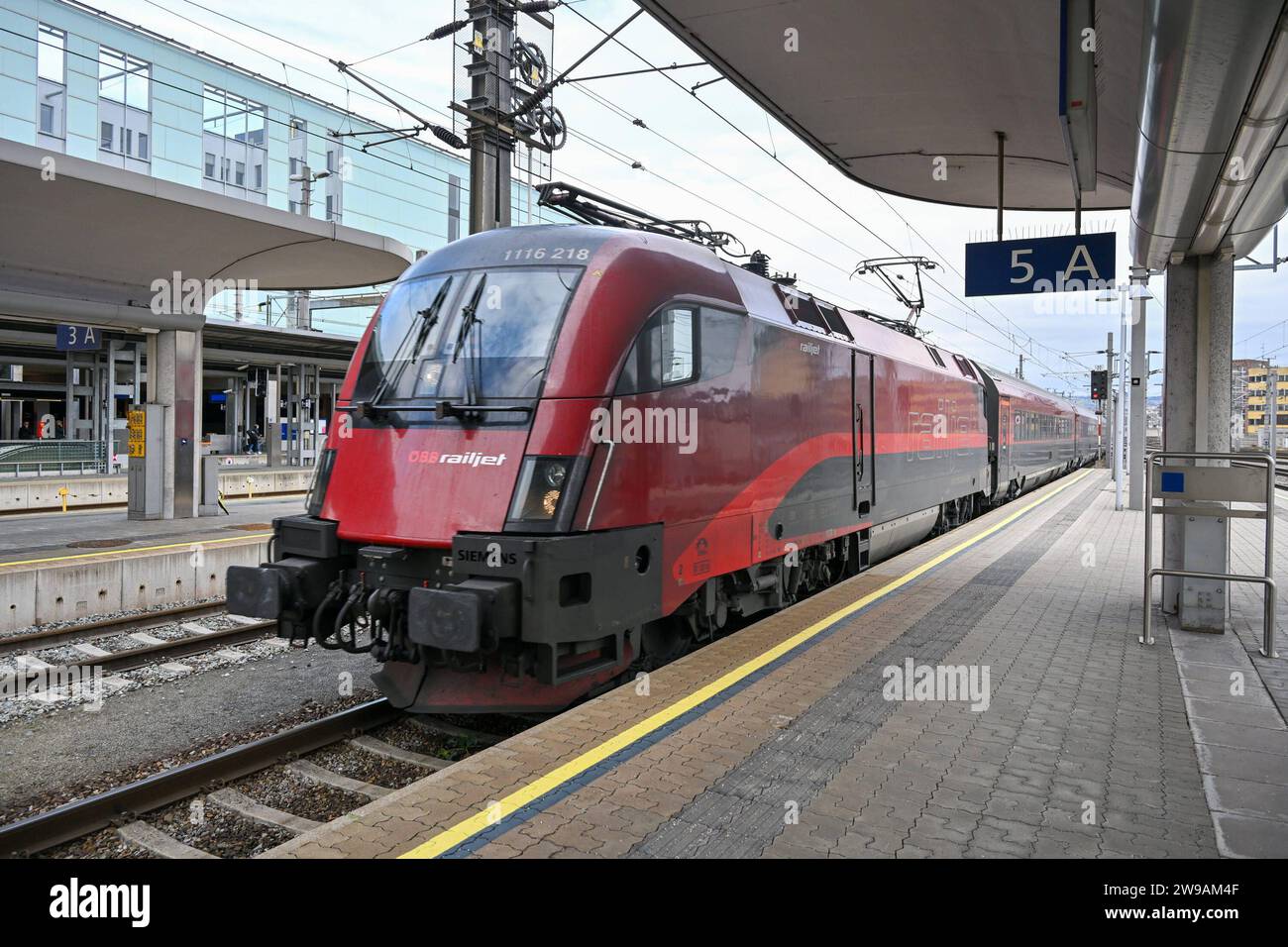 Hauptbahnhof Linz, Hauptbahnhof Linz, Bahnhofshalle, Bahnsteig 26.12. ...