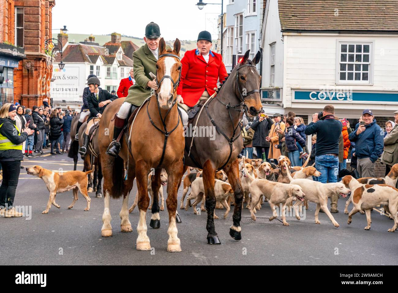 Lewes, UK. 26th Dec, 2023. Members of The Southdown and Eridge Hunt ...